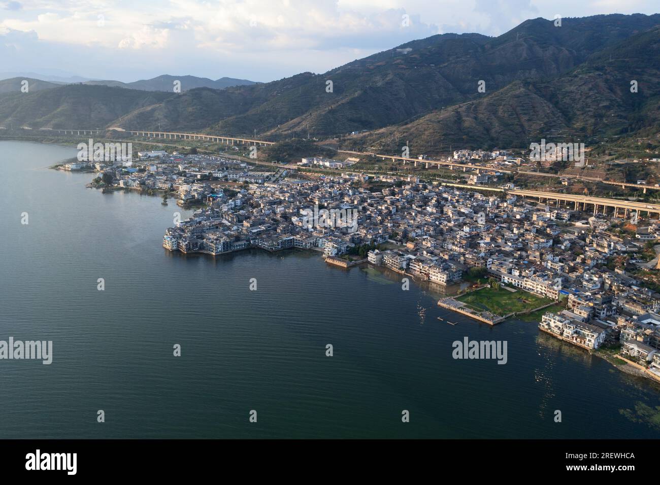 Village and lake. Photo in Shuanglang, Yunnan, China Stock Photo - Alamy