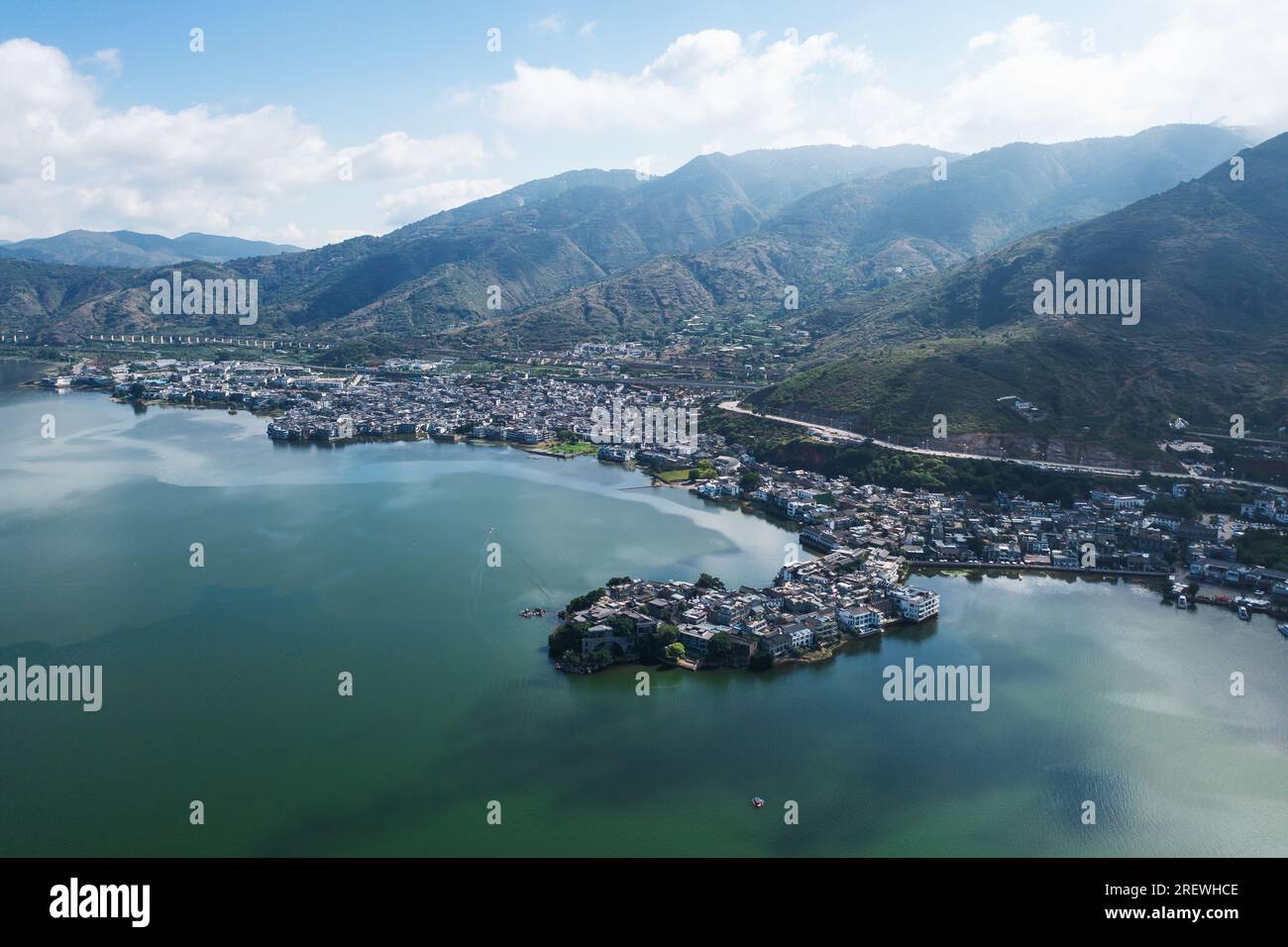 Village and lake. Photo in Shuanglang, Yunnan, China Stock Photo - Alamy