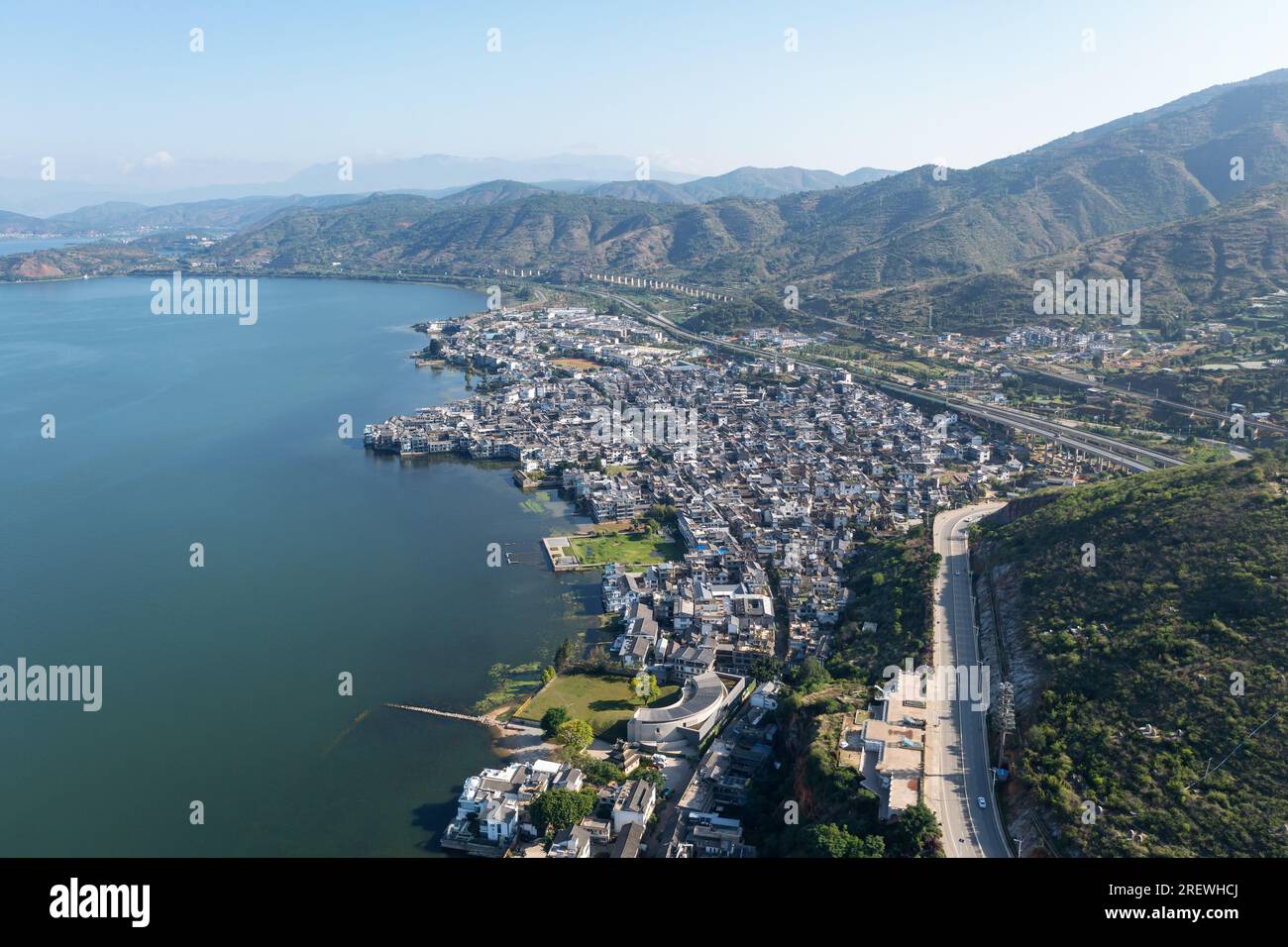 Village and lake. Photo in Shuanglang, Yunnan, China Stock Photo - Alamy
