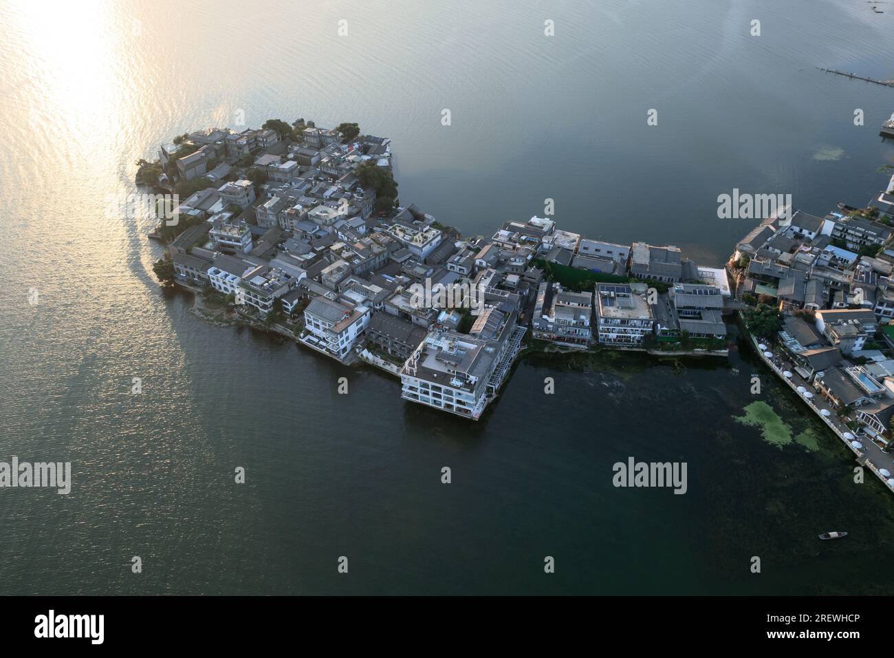 Village and lake. Photo in Shuanglang, Yunnan, China Stock Photo - Alamy