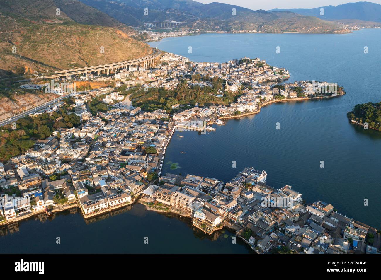 Village and lake. Photo in Shuanglang, Yunnan, China Stock Photo - Alamy