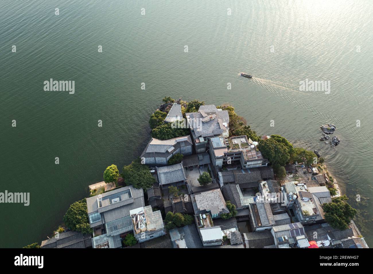 Village and lake. Photo in Shuanglang, Yunnan, China Stock Photo - Alamy