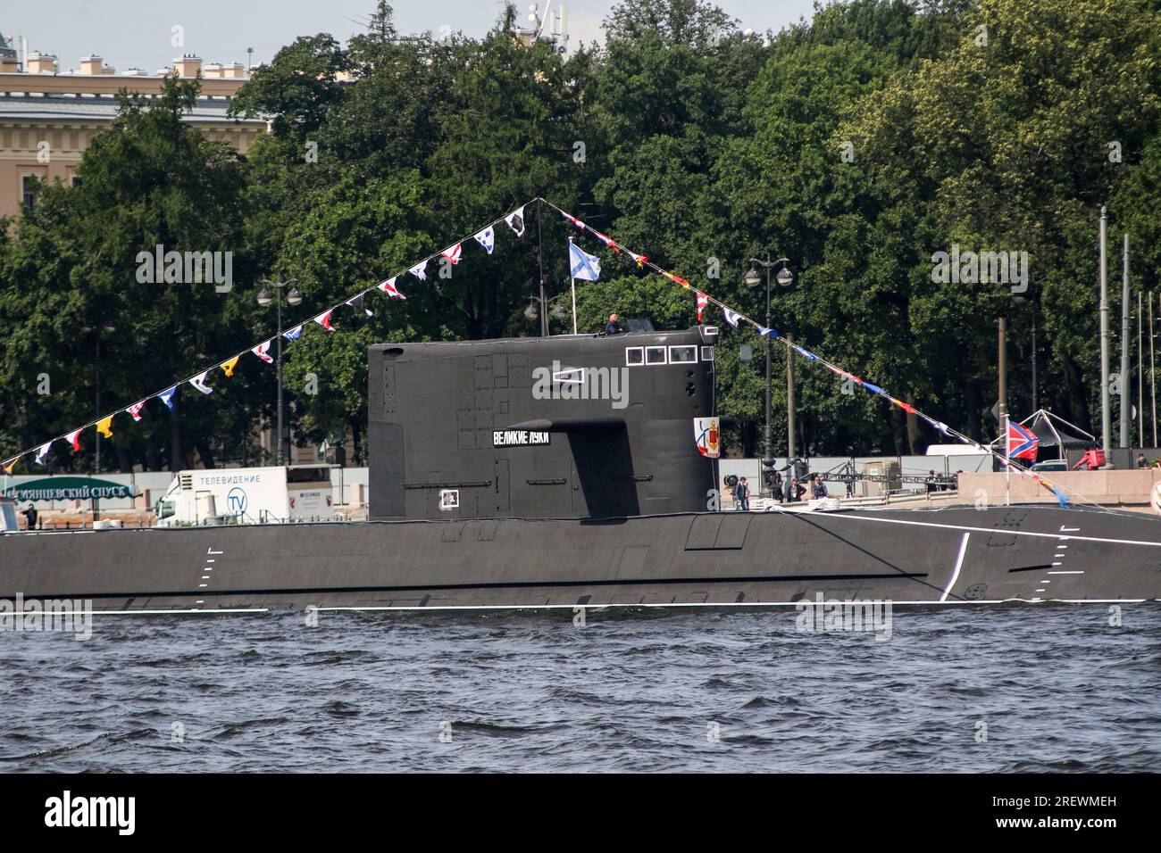 A submarine of the Armed Forces of the Russian Federation arrives in ...