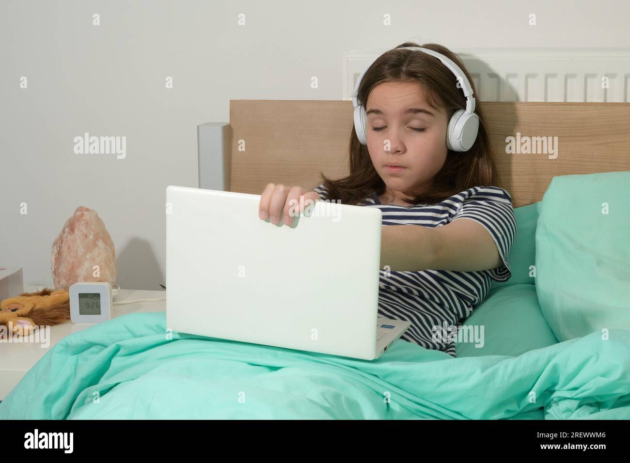 Kids computer study home hi-res stock photography and images - Alamy