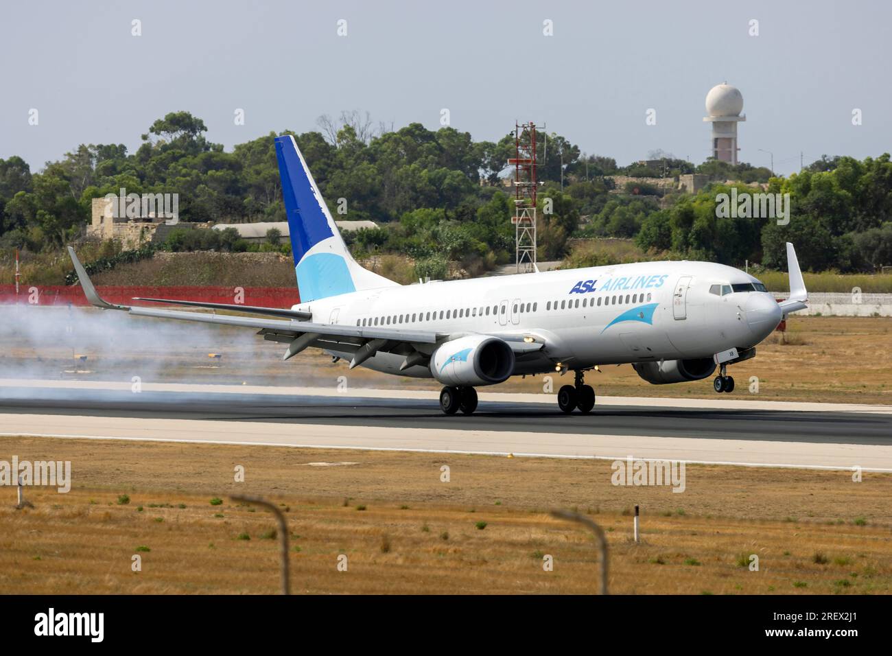 ASL Airlines Boeing 737-846 (REG: F-HIXB) landing runway 31 as flight ...