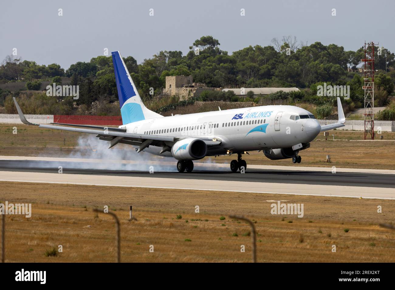 ASL Airlines Boeing 737-846 (REG: F-HIXB) landing runway 31 as flight ...