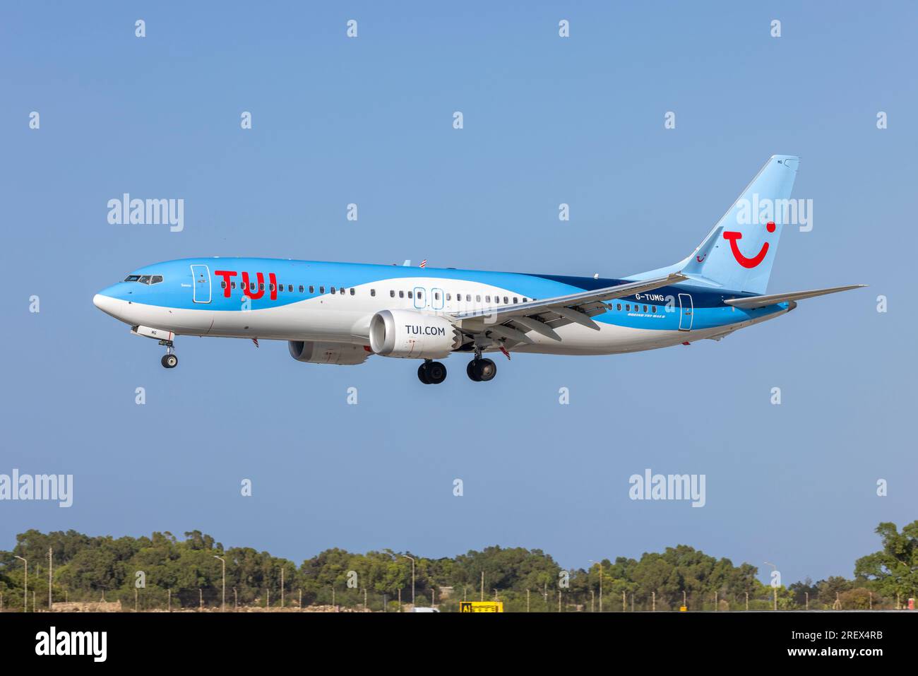 TUI Airways Boeing 737-8 MAX (REG: G-TUMG) arriving runway 31 in the ...