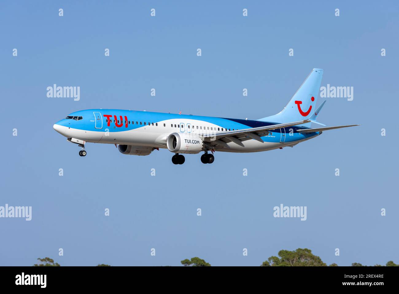 TUI Airways Boeing 737-8 MAX (REG: G-TUMG) arriving runway 31 in the ...