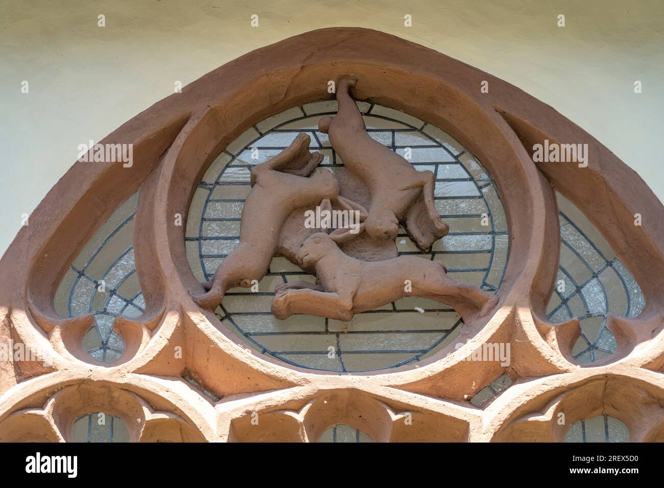 Dreihasenfenster im Innenhof des Paderborner Dom, Paderborn, Nordrhein ...