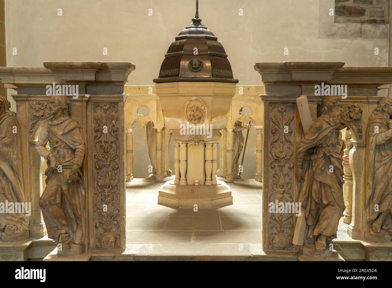 Taufstein im Innenraum des Paderborner Dom, Paderborn, Nordrhein ...