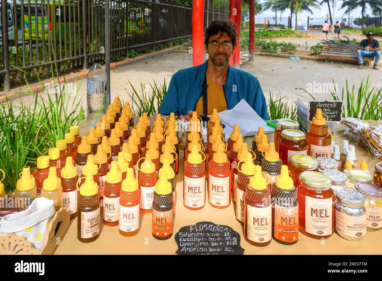 Market stall selling honey hi-res stock photography and images - Alamy