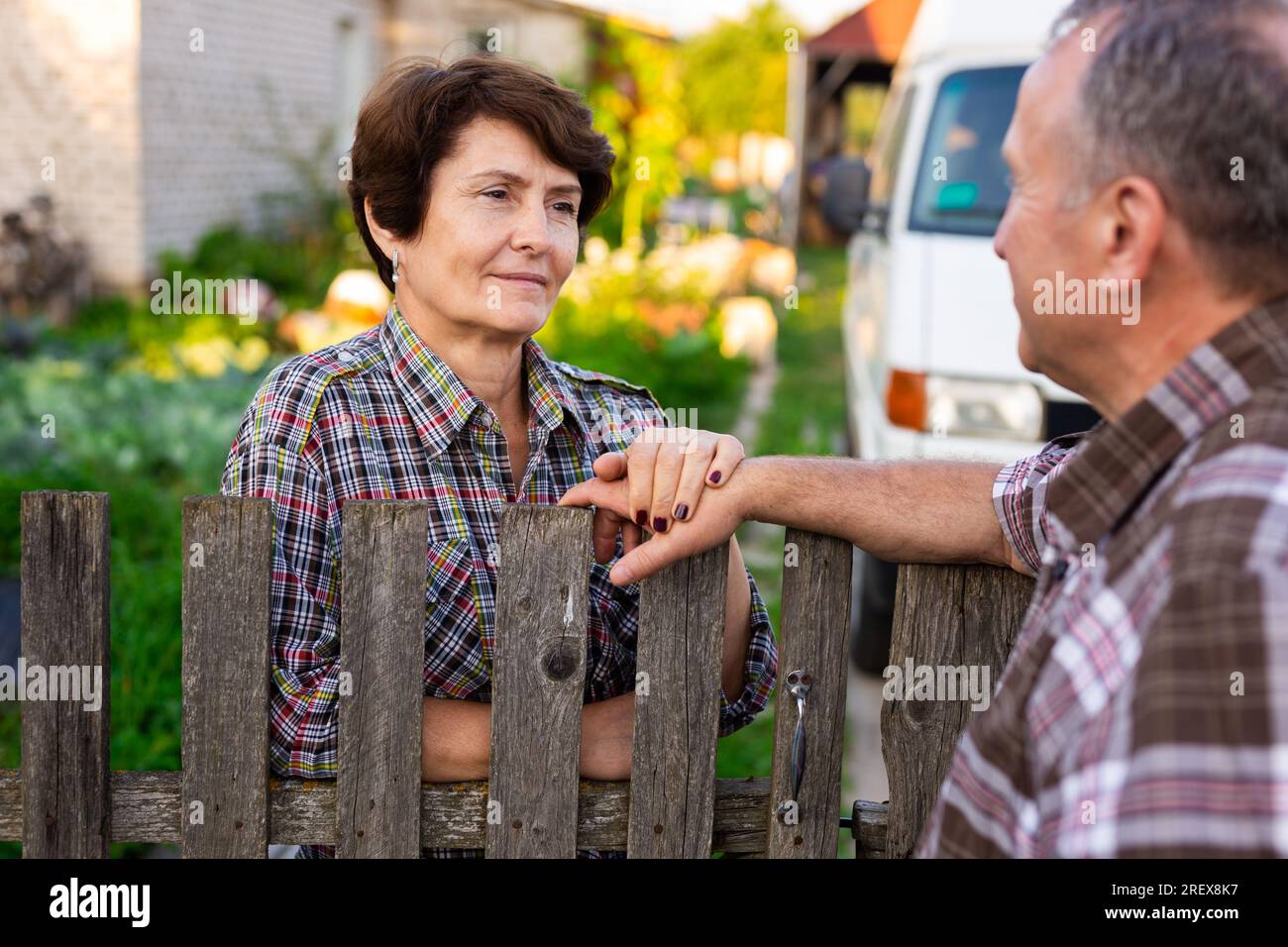 Neighbors talking fence hi-res stock photography and images - Alamy