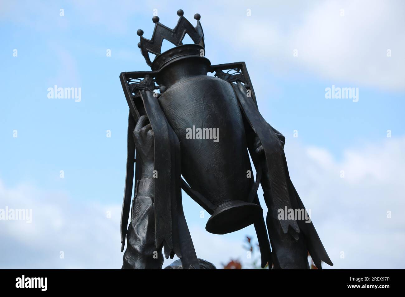 London, UK. 30 July 2023. Arsenal unveil Arsène Wenger statue outside ...
