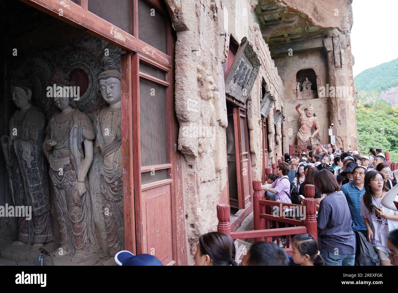 (230730) -- TIANSHUI, July 30, 2023 (Xinhua) -- Tourists visit the ...