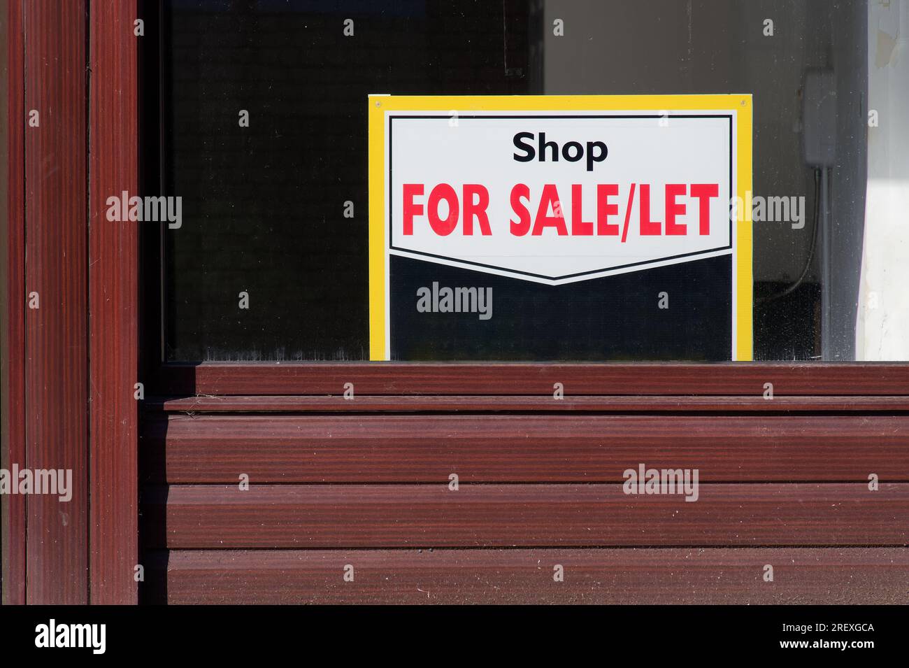 Shop to let sign due to closed business Stock Photo - Alamy