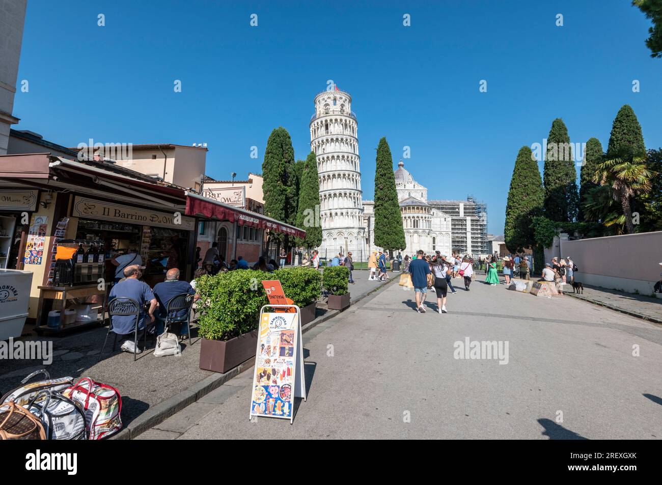 Tourists approaching another main entrance to the Leaning Tower complex ...