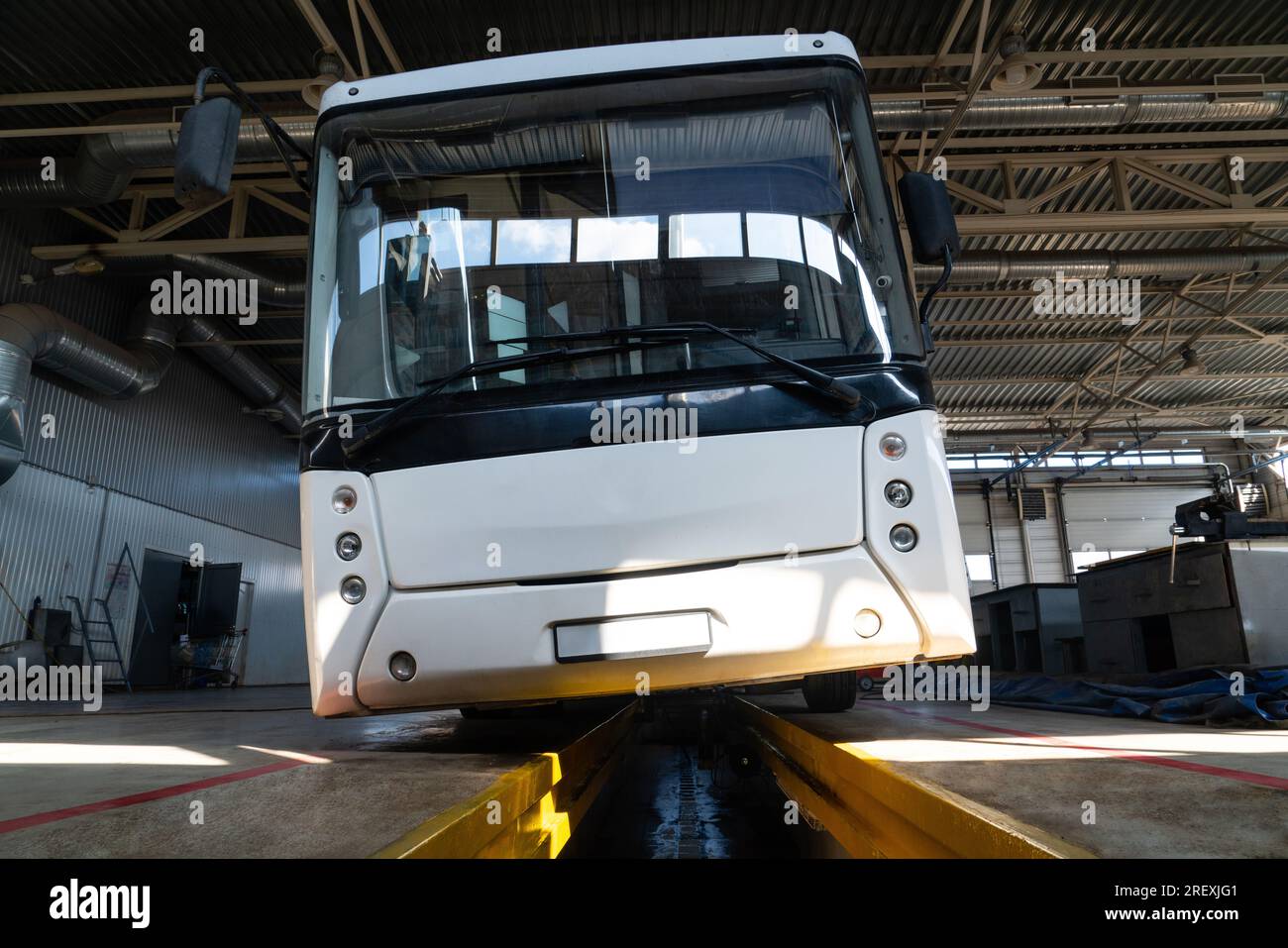 Garage car repair bus hi-res stock photography and images - Alamy