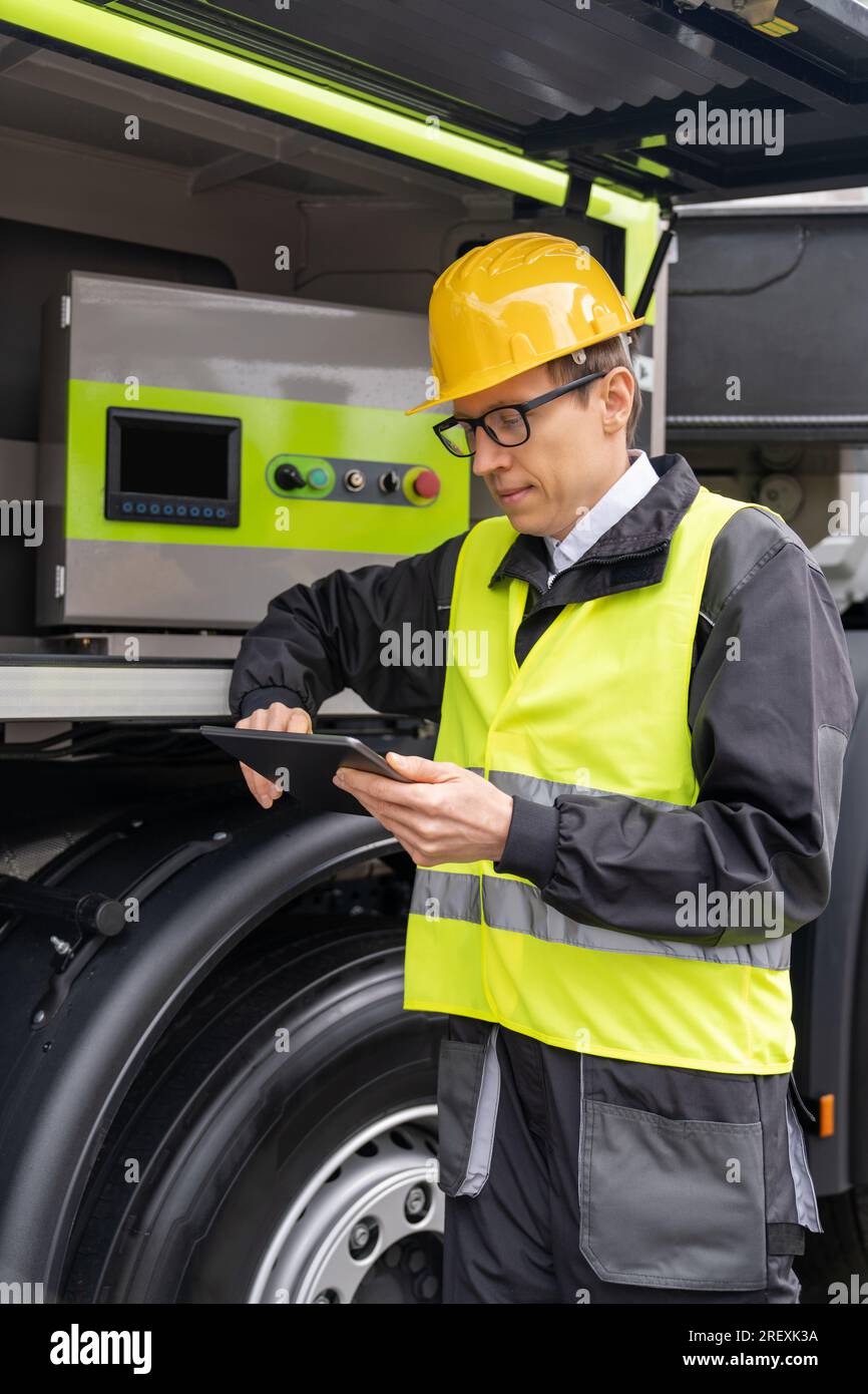 Engineer operating machine hi-res stock photography and images - Alamy