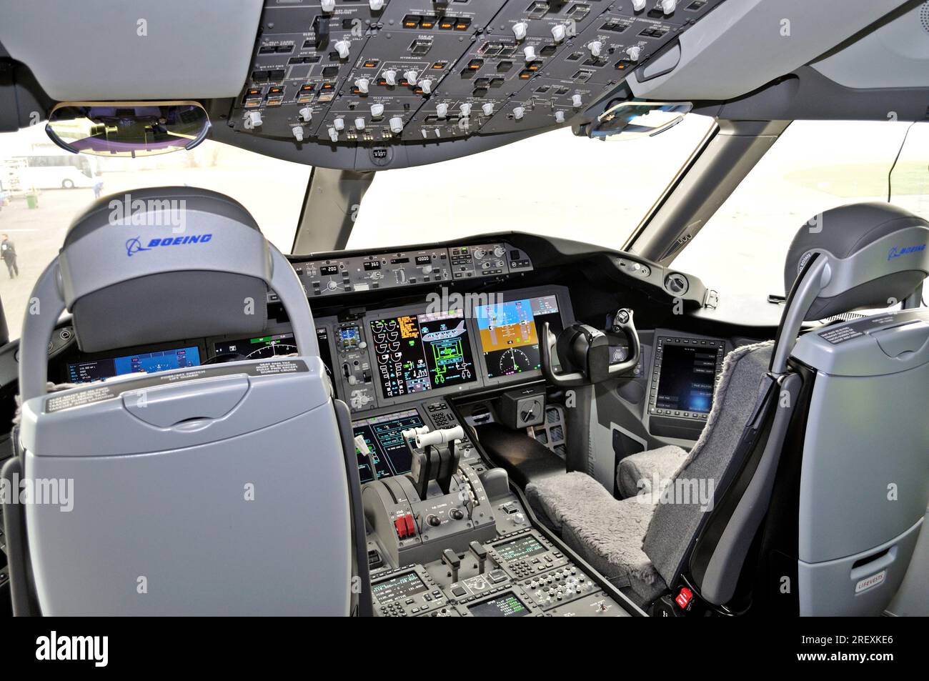 Boeing 787 cockpit hi-res stock photography and images - Alamy
