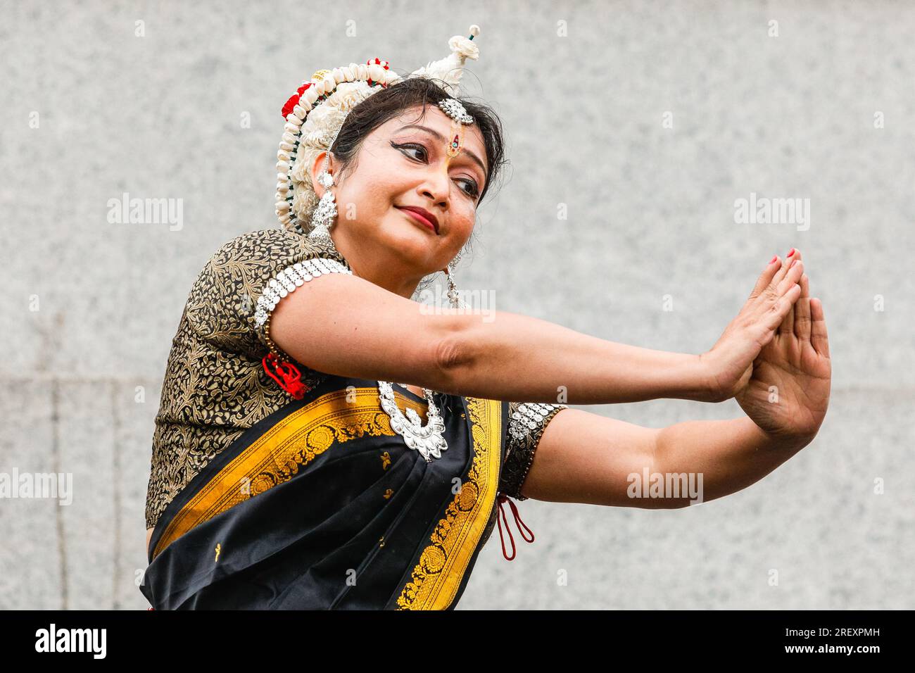 Pavani dancer hi-res stock photography and images - Alamy