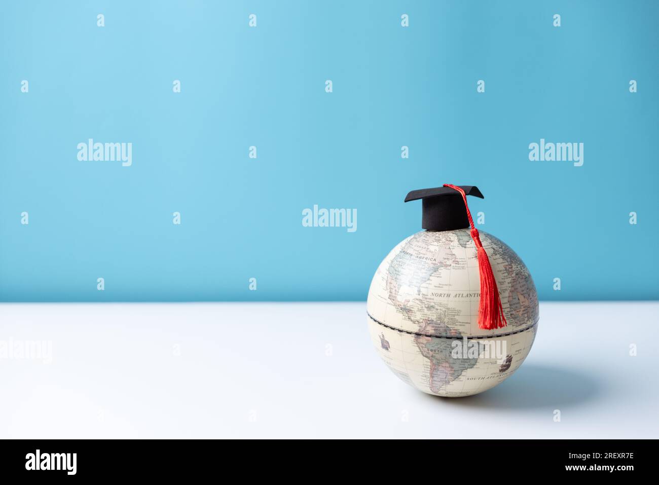 Graduation cap with Earth globe. Concept of global business study ...