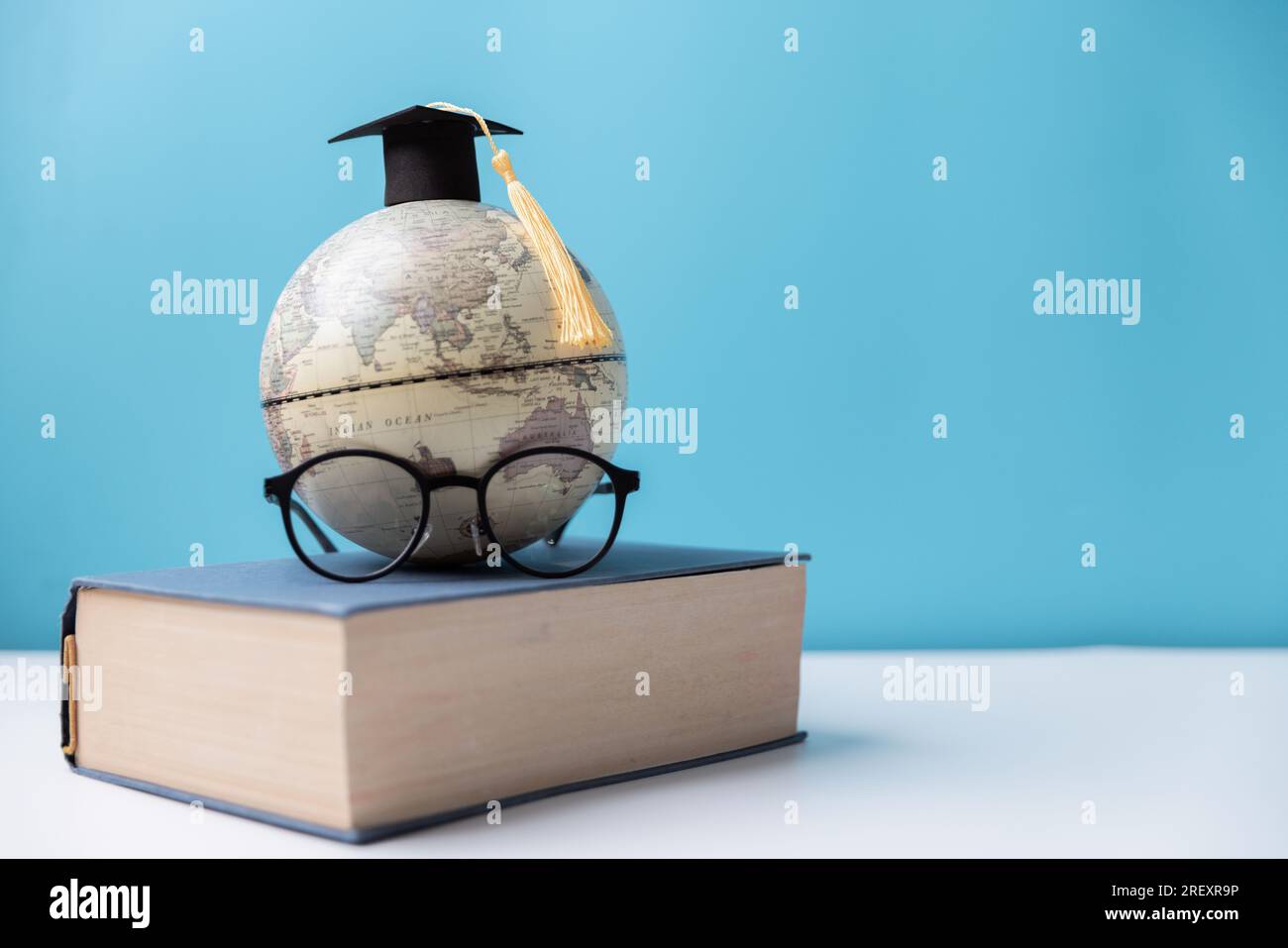 Graduation cap with Earth globe. Concept of global business study ...