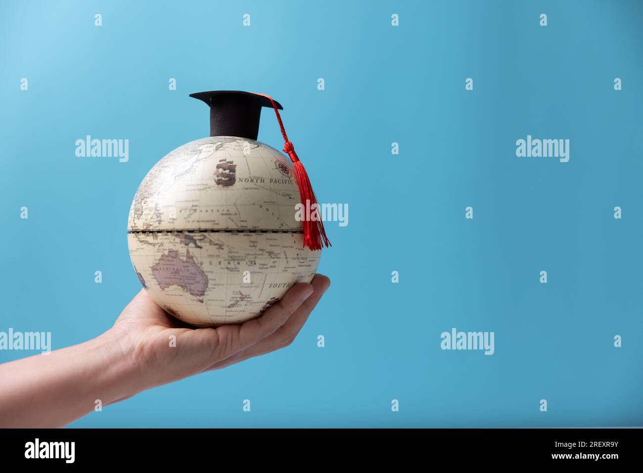 Graduation cap with Earth globe. Concept of global business study ...