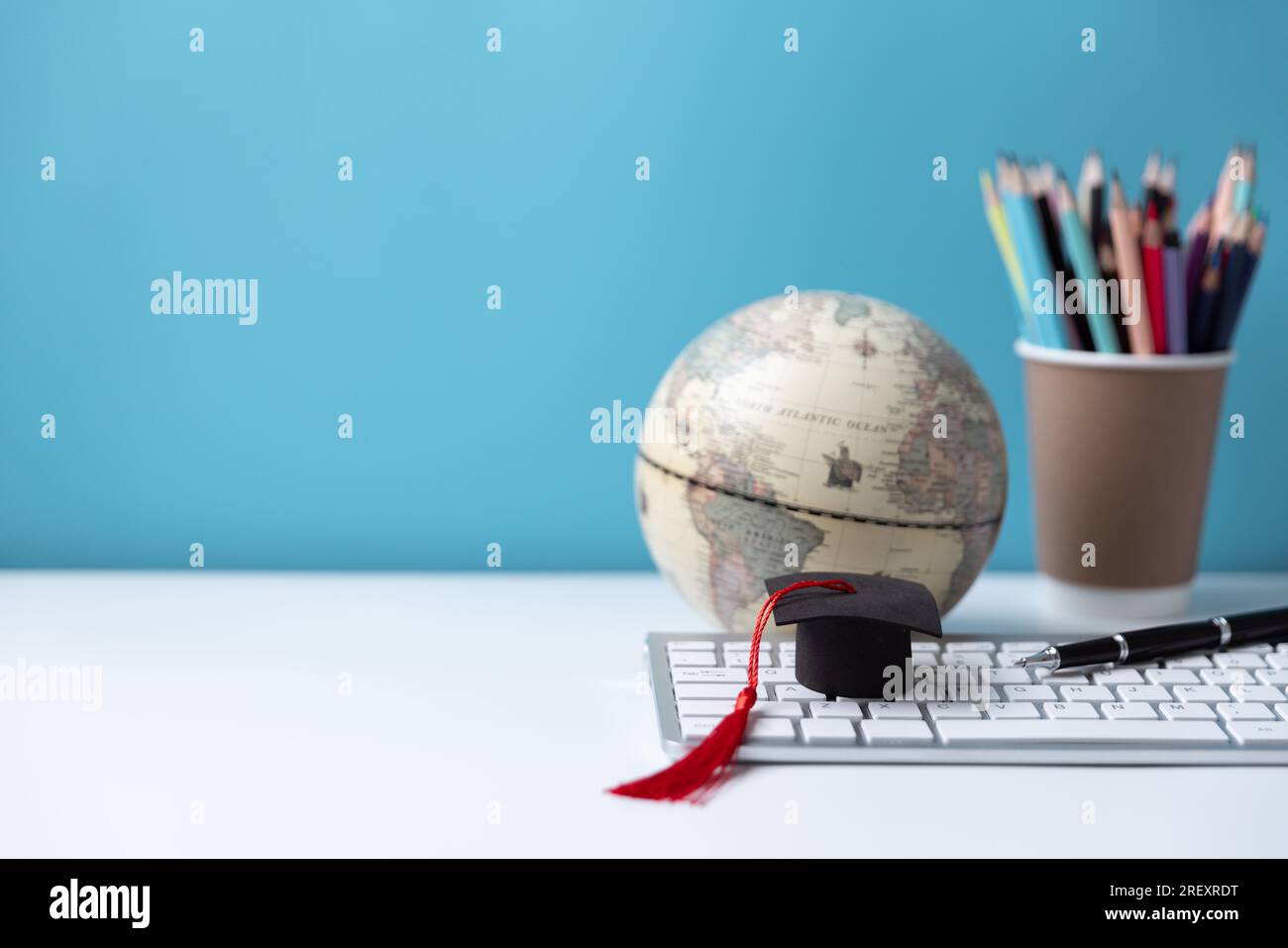 Graduation cap with Earth globe. Concept of global business study ...