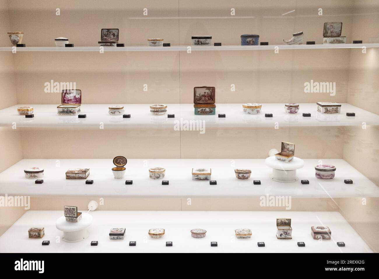 Snuff boxes hi-res stock photography and images - Alamy