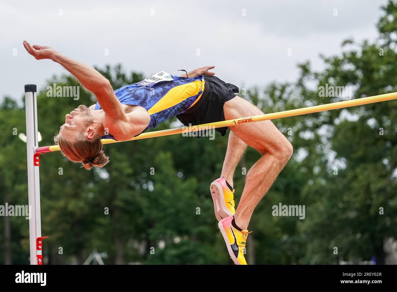 Men high jump hi-res stock photography and images - Alamy
