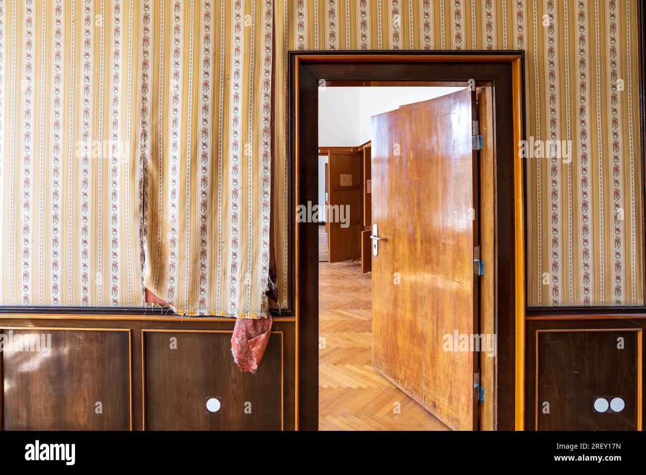 Room in Generalshotel Stalinist VIP arrivals lounge at Berlin airport ...