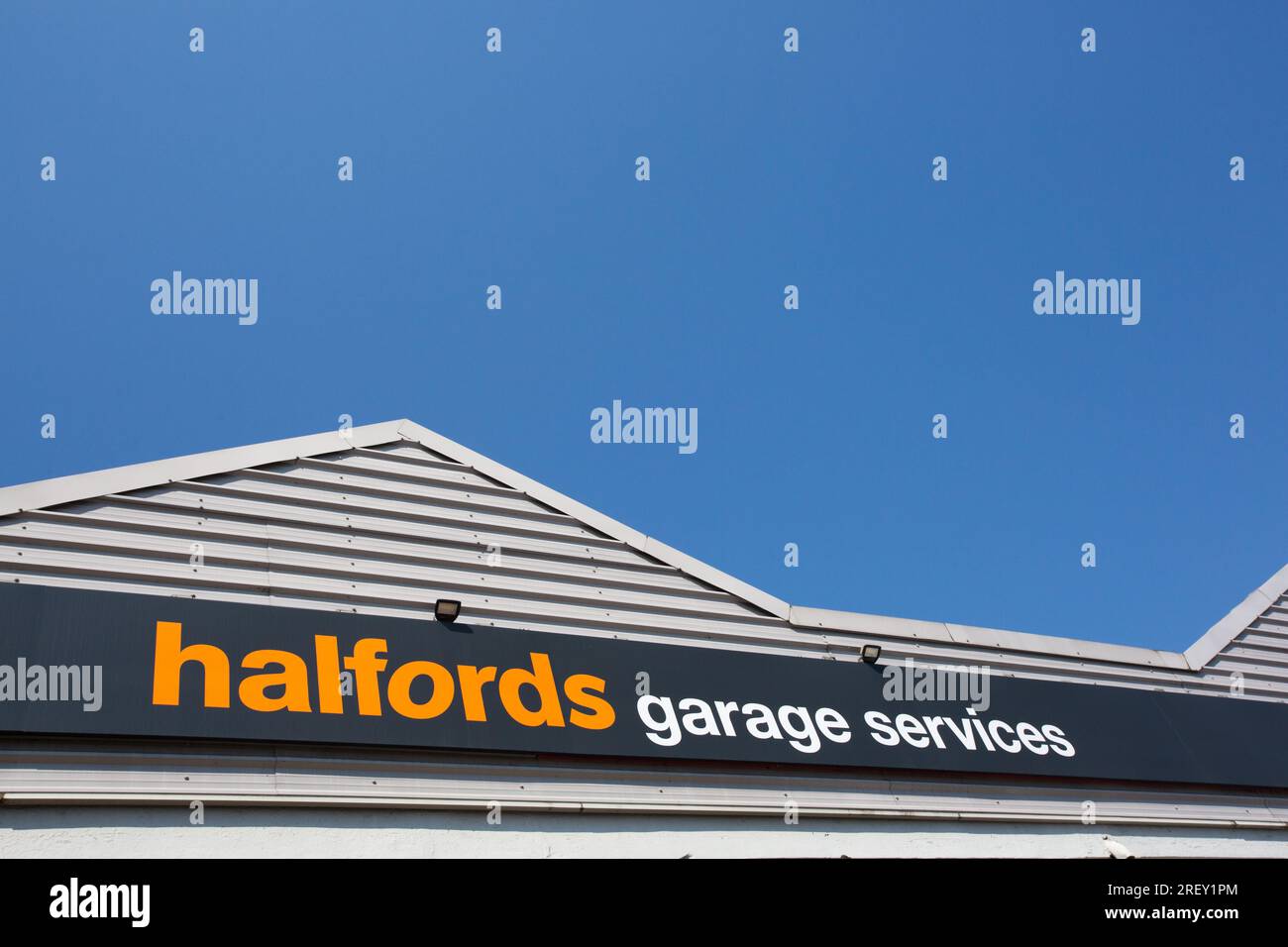 Halfords Garage Services Stock Photo - Alamy