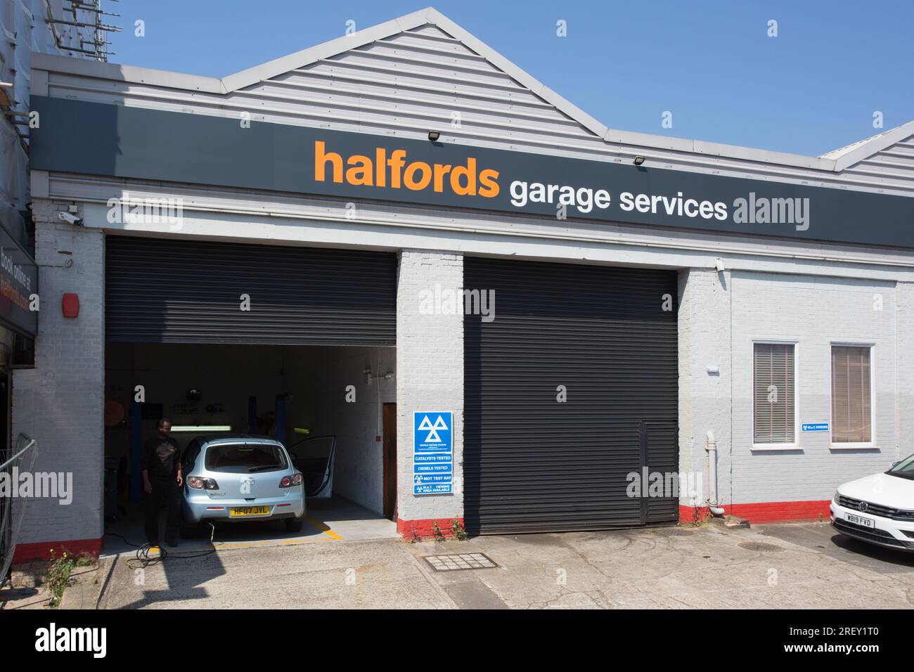 Halfords Garage Services Stock Photo - Alamy
