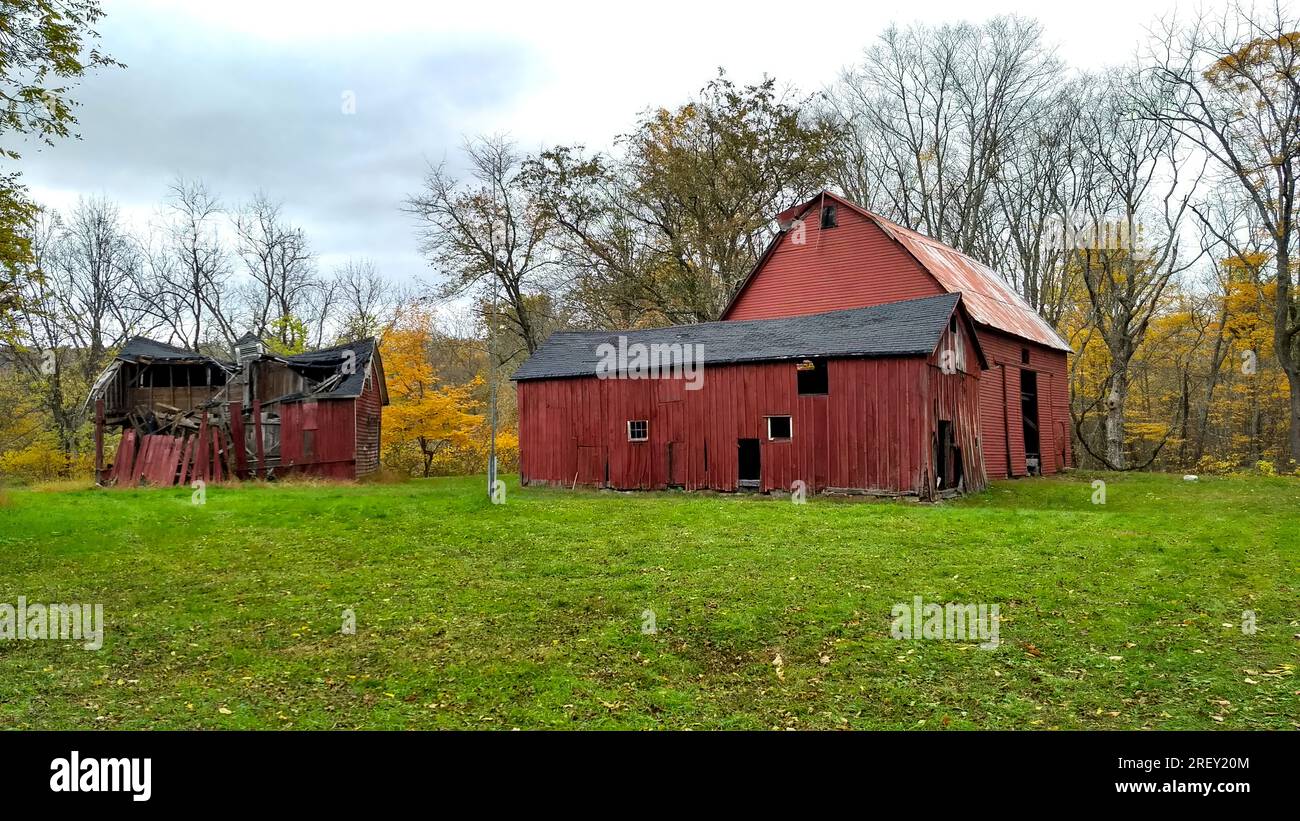 Red barns with green roof hi-res stock photography and images - Alamy