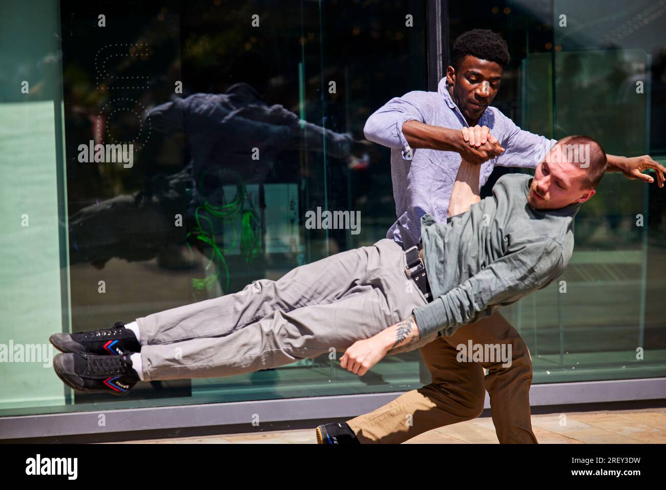 Modern dance duo in Salford Quays Stock Photo - Alamy