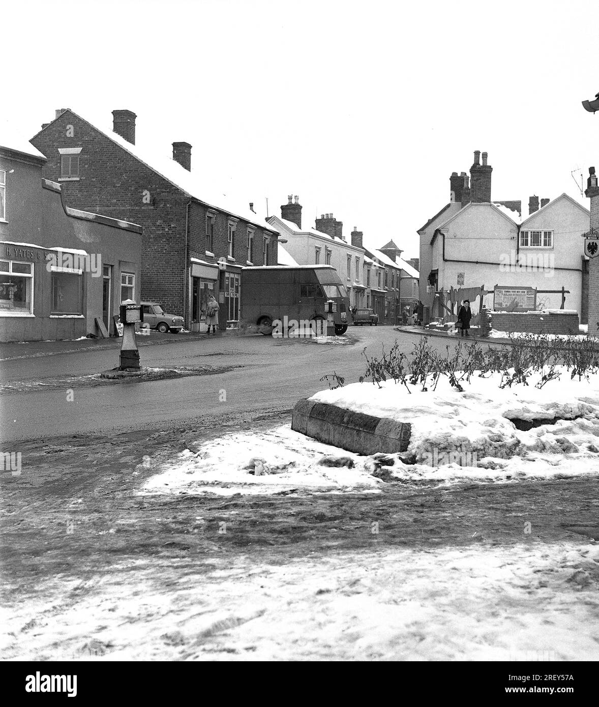 Uk winter high street snow Black and White Stock Photos & Images - Alamy