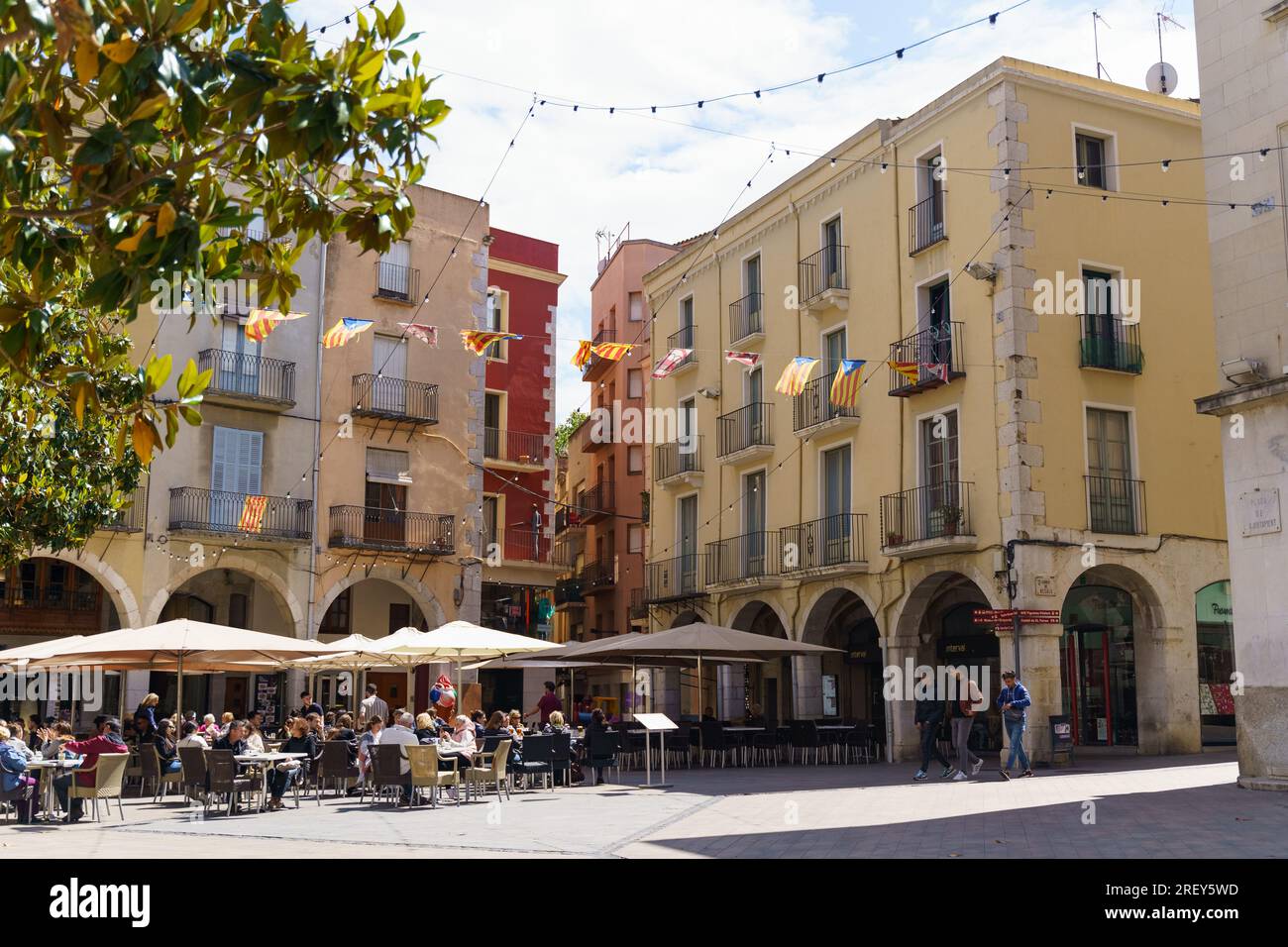 Restaurant tables under trees hi-res stock photography and images - Alamy