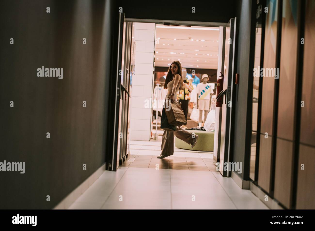 Pretty girl with her shopping bags jumping in the mall Stock Photo - Alamy