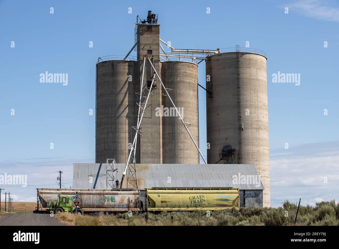 Train loading grain grain elevator hi-res stock photography and images ...