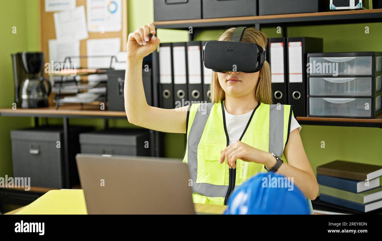 Female architect using 3d hi-res stock photography and images - Alamy