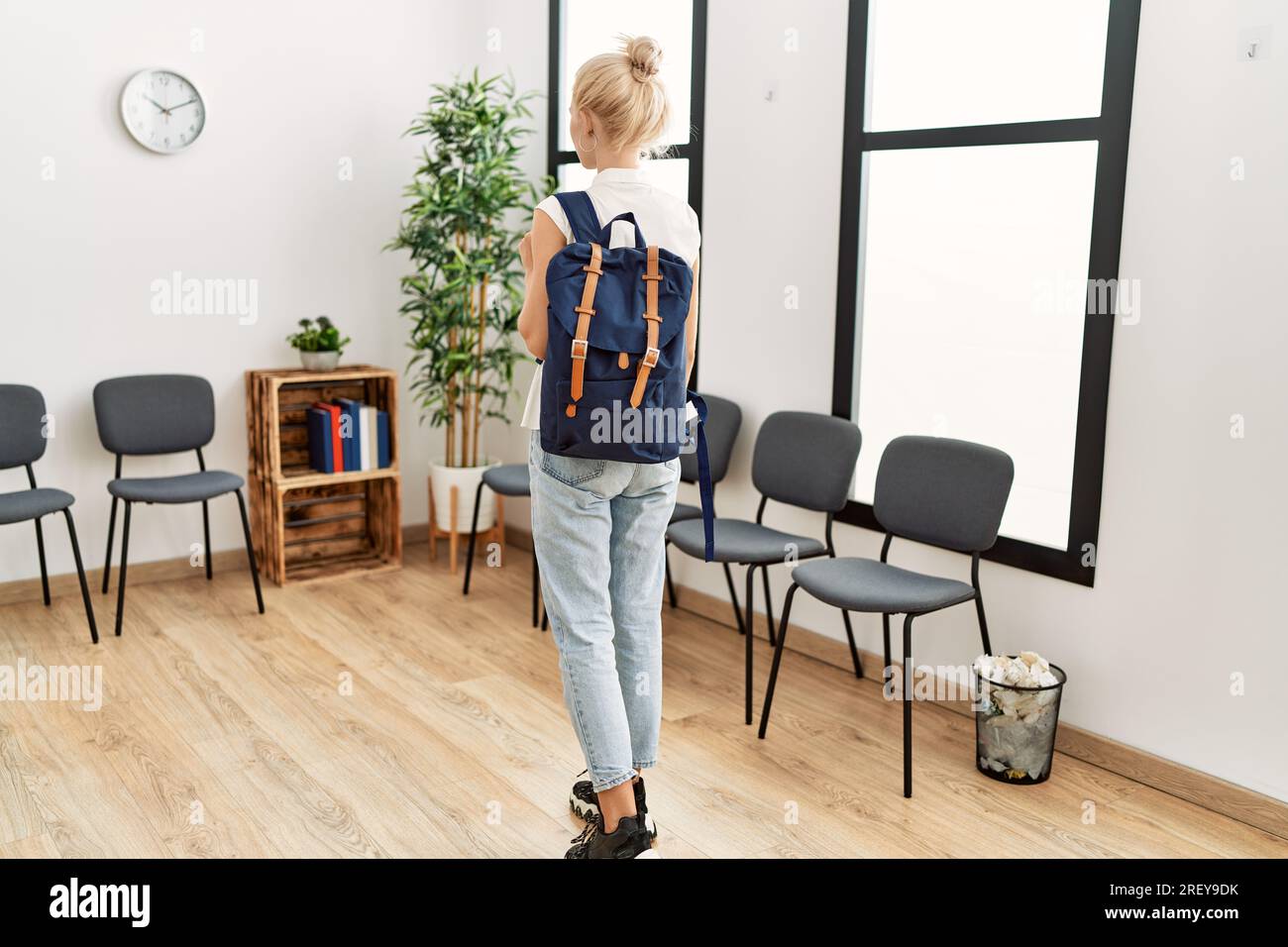 Student looking backwards hi-res stock photography and images - Alamy