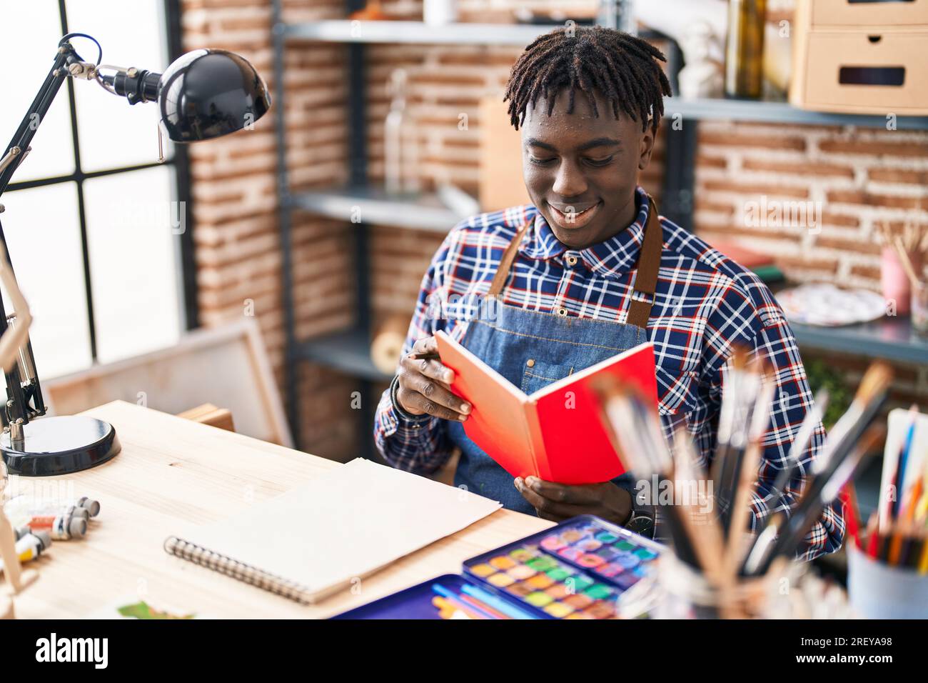 African american reading painting hi-res stock photography and images ...