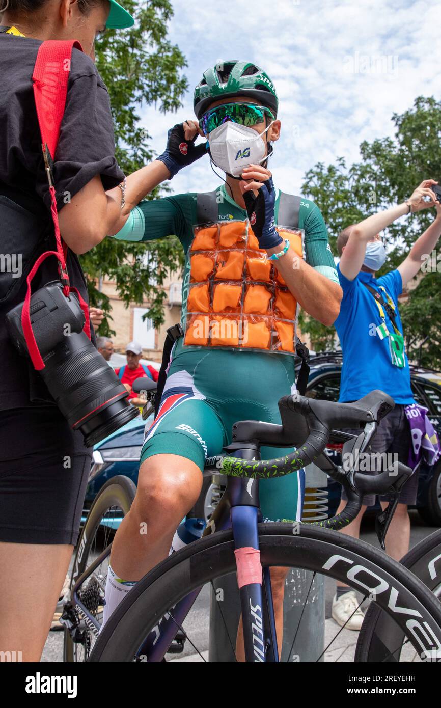 Ashleigh Moolman green jersey at the start of stage 6 of the Women's ...
