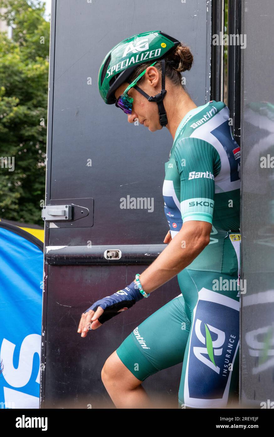 Ashleigh Moolman green jersey at the start of stage 6 of the Women's ...