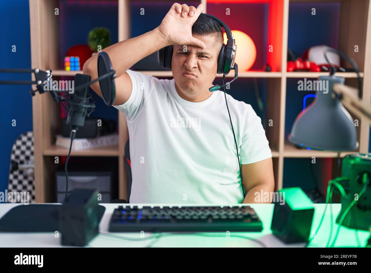 Loser hand gesture computer hi-res stock photography and images - Alamy