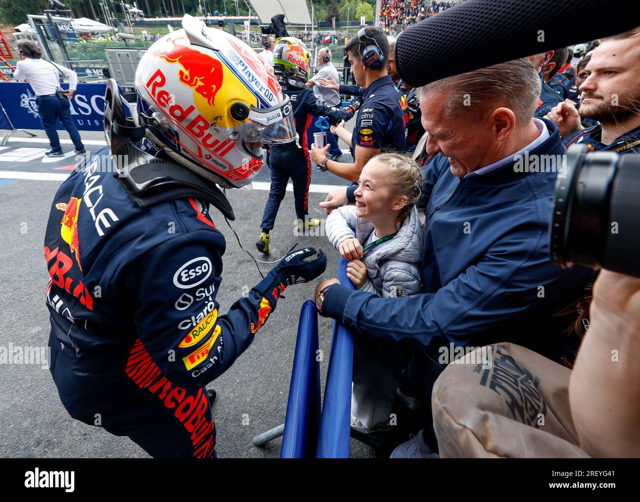 VERSTAPPEN Max (ned), Red Bull Racing RB19, with his father Jos during ...