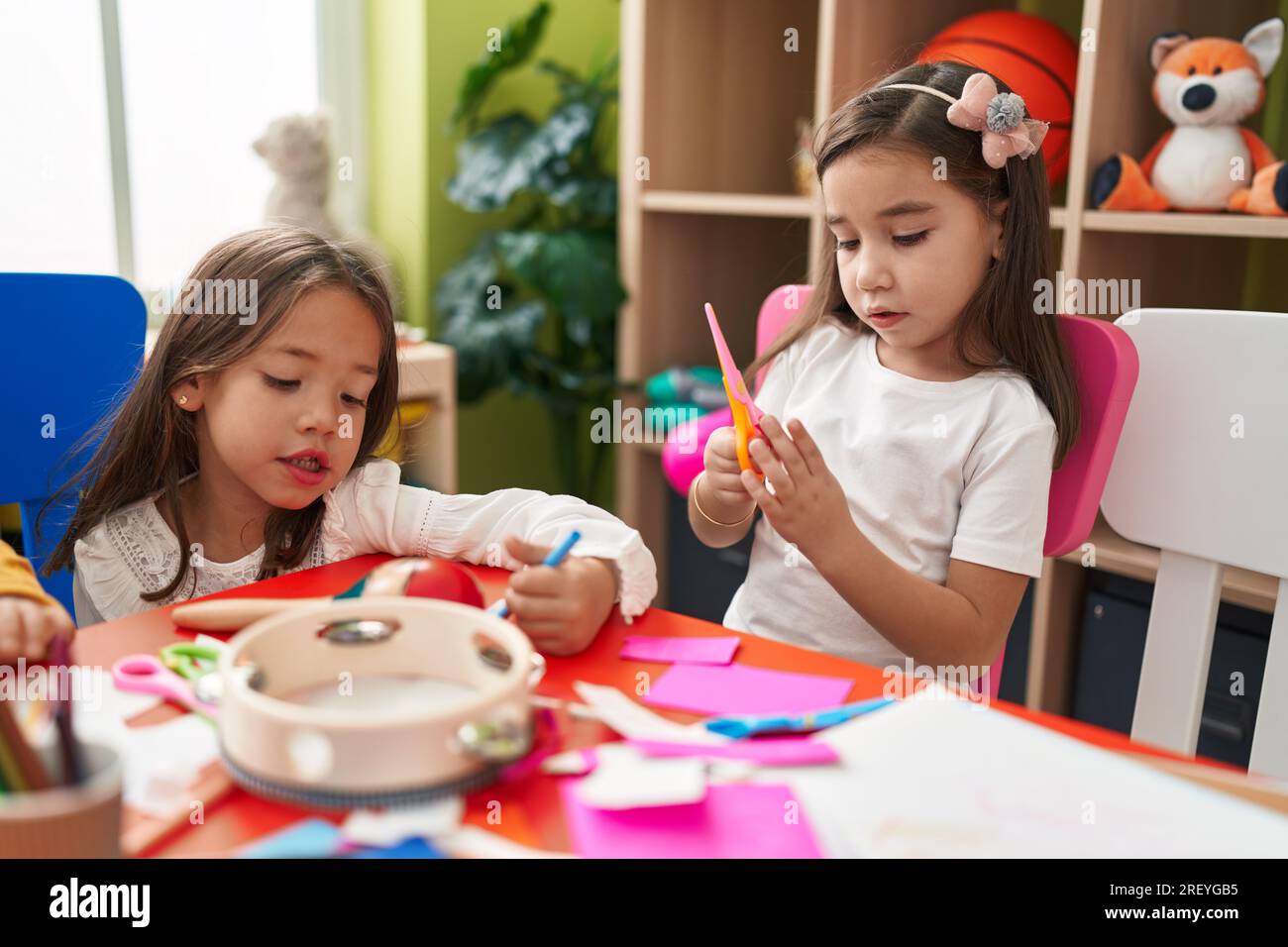 Girls cutting paper hi-res stock photography and images - Alamy