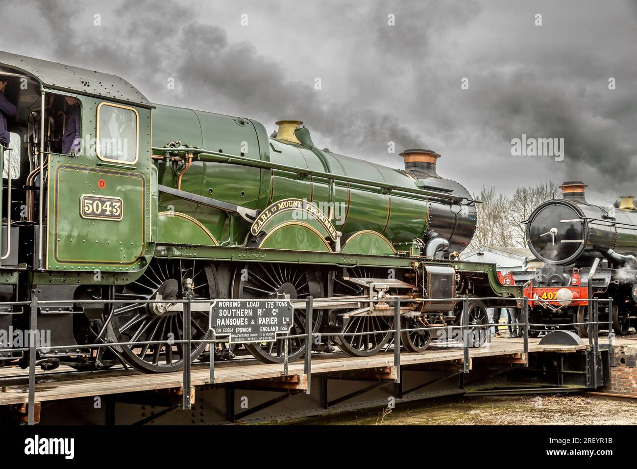 GWR 'Castle' 4-6-0 No. 5043 'Earl of Mount Edgcumbe' and No. 4079 ...