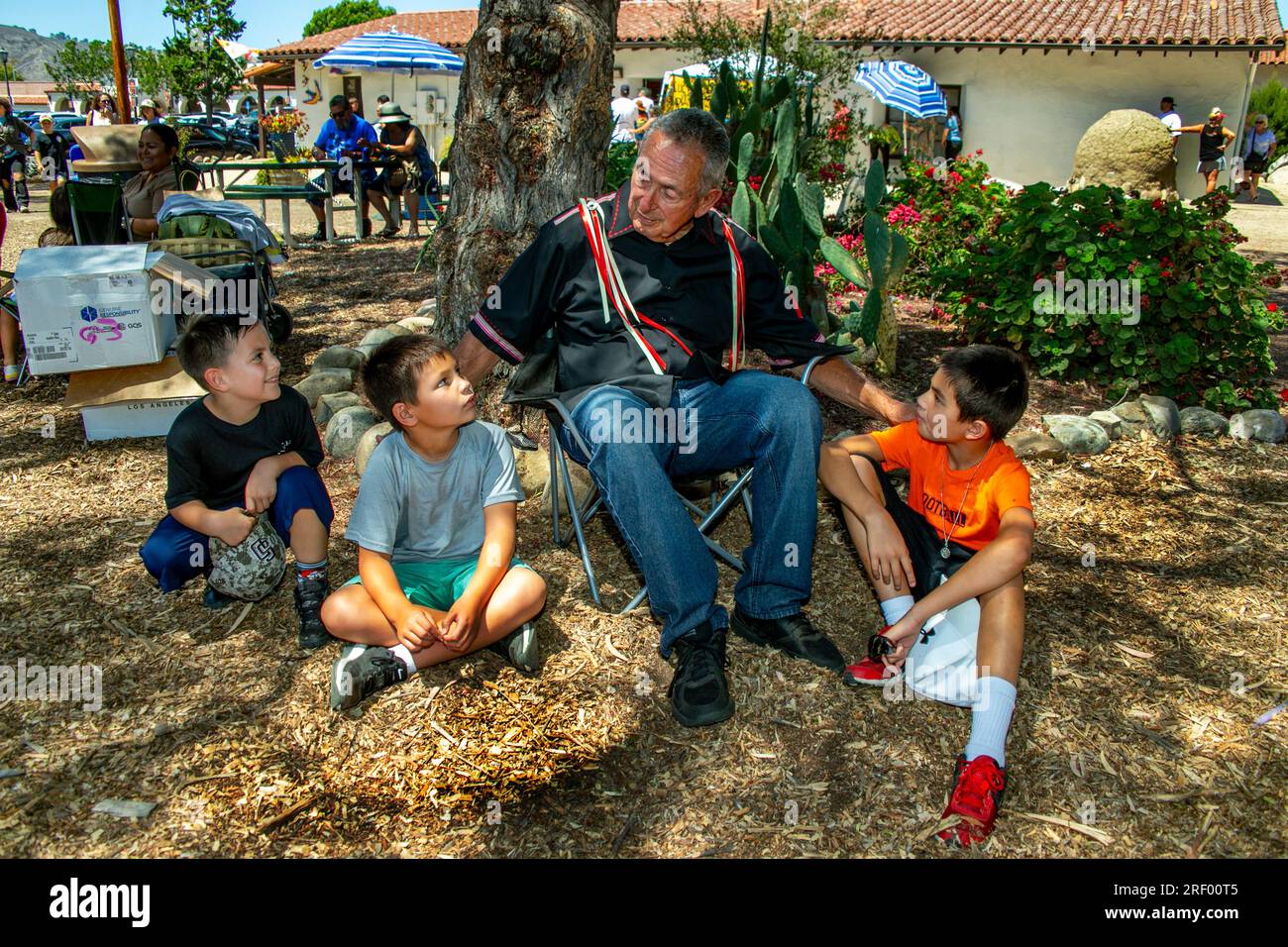 Communicating stories hi-res stock photography and images - Alamy