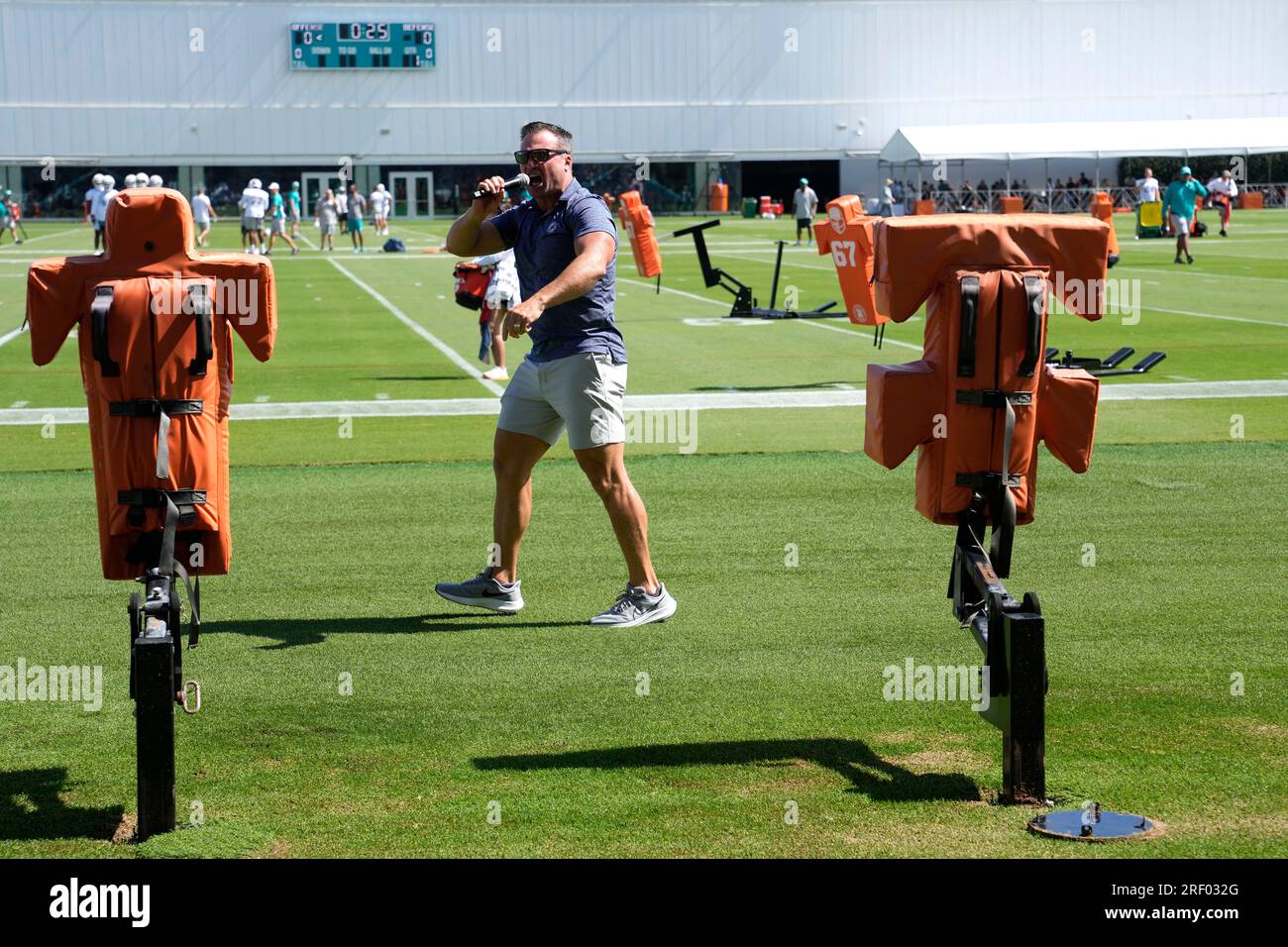 Former Miami Dolphins linebacker Zach Thomas addresses fans before ...